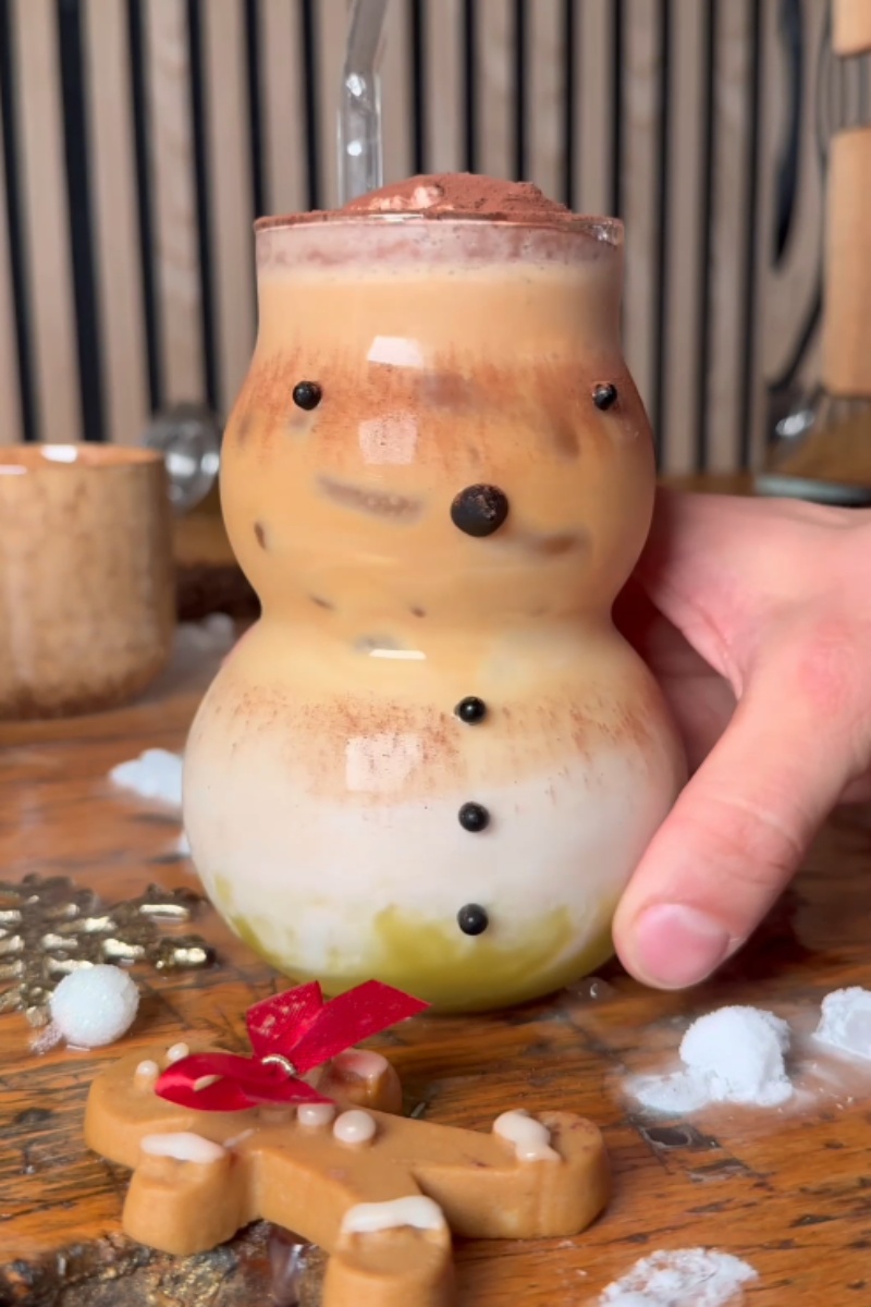 Café helado con muñeco de nieve