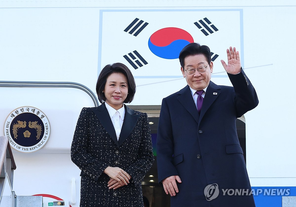 (2nd LD) Lee arrives in Japan for summit with Takaichi