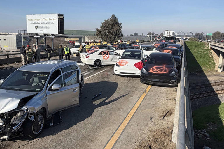 1 dead, at least 20 injured in massive 17-car pileup crash in Fresno