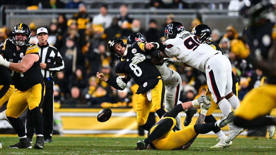Texans defense overwhelms Steelers in potential Aaron Rodgers finale