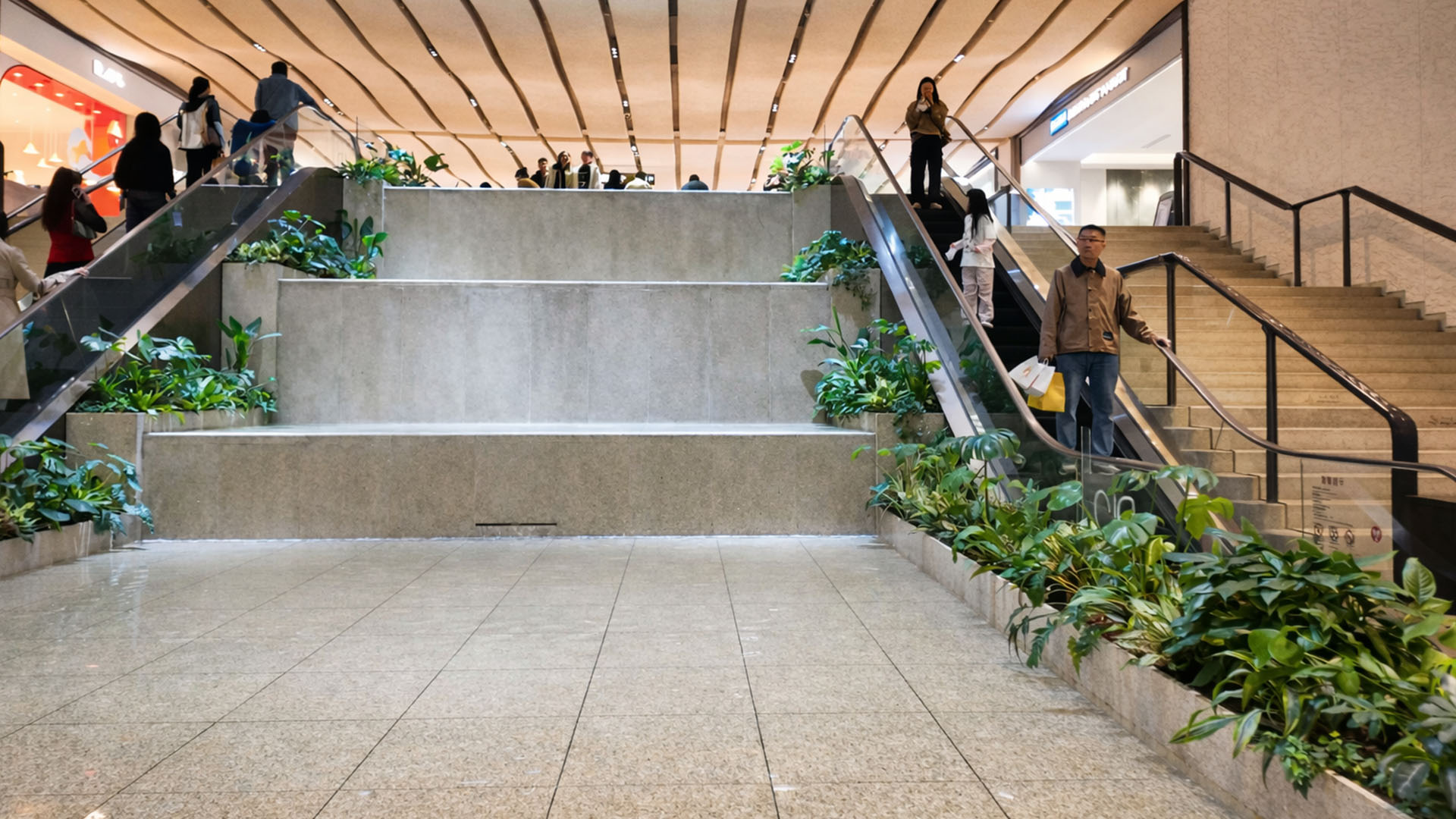 Natural touches bring life to this mall in Nanjing