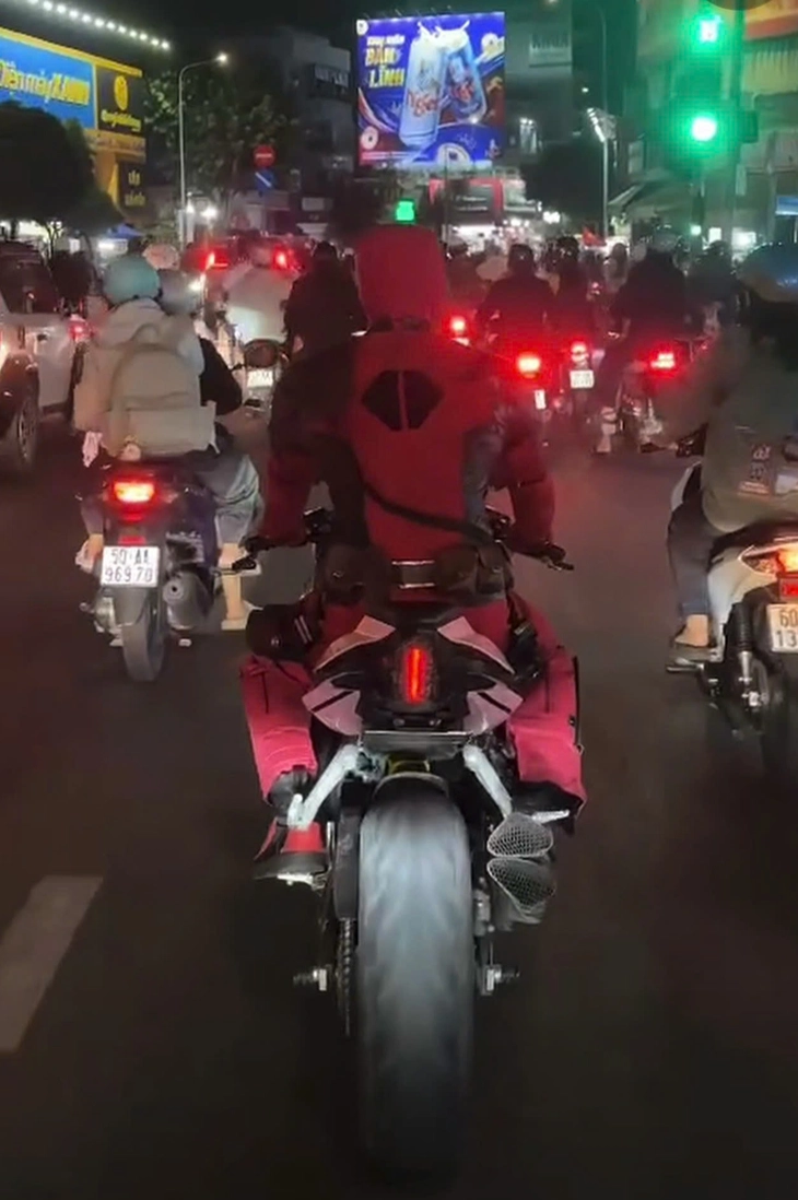 Người hóa trang nhân vật 'Deadpool' chạy phân khối lớn trên đường Lê ...