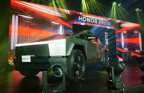 Music, celebrities, and technology take center stage at smartphone launch