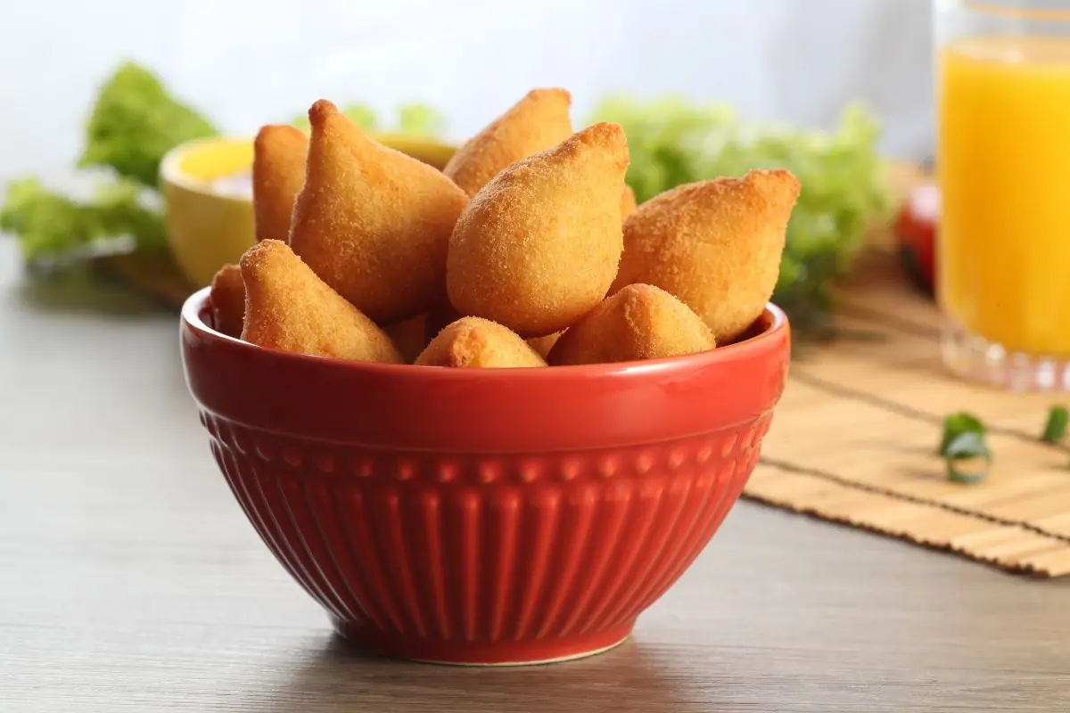 Coxinha nutritiva com massa de batata-doce e empanado de linhaça