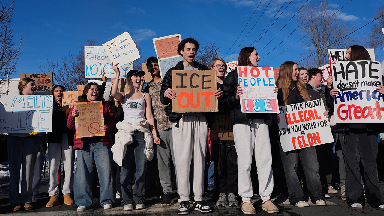 ICE 자국민 사살 수사하려던 FBI 요원, 상부 압박에 사임
