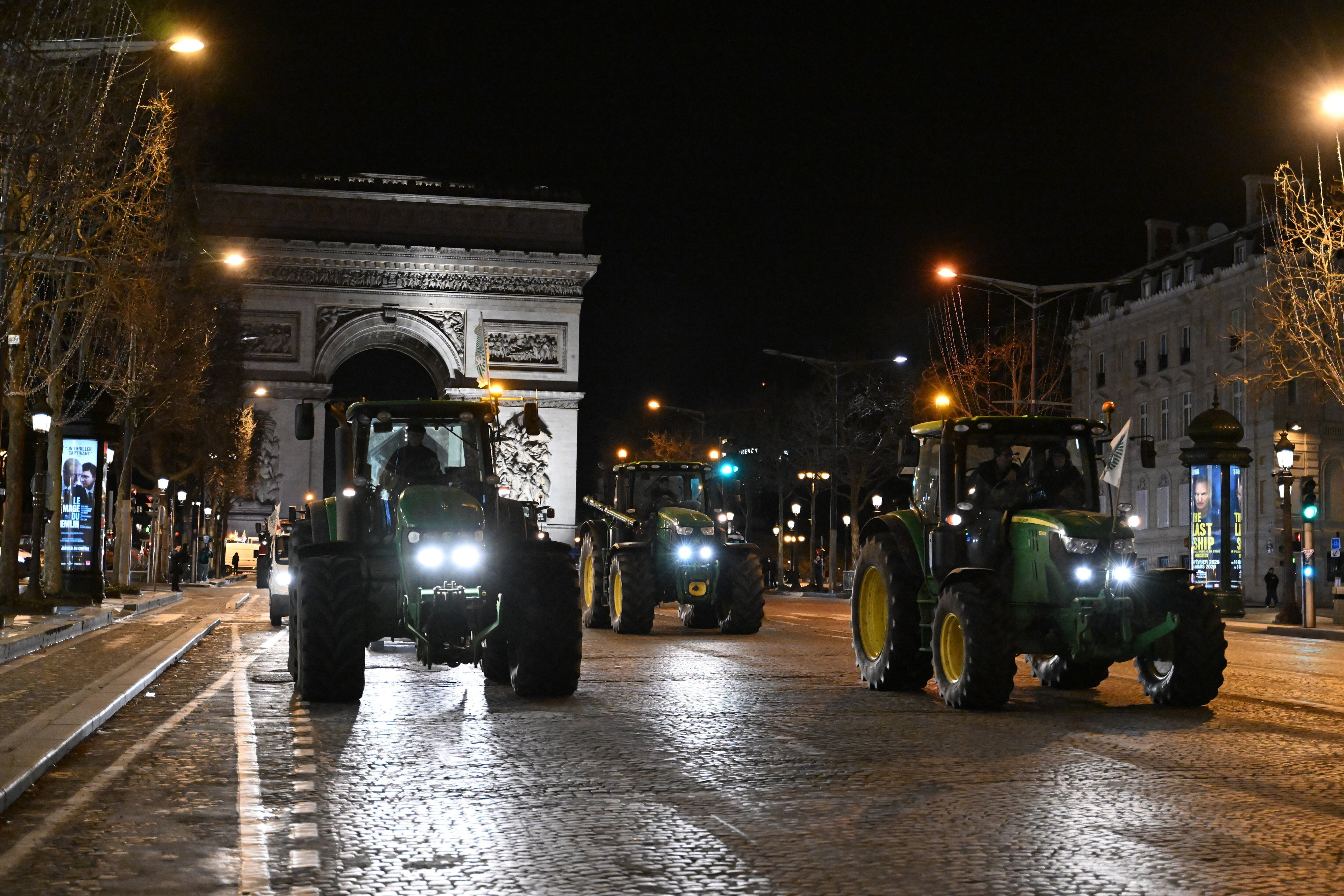 En direct - Agriculteurs en colère : à Paris, des tracteurs sur les Champs