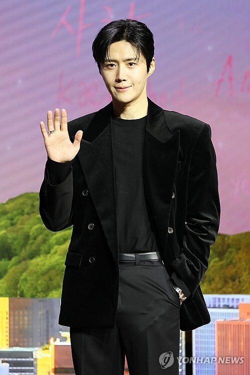 Kim Seon-ho says playing six-language interpreter tougher than action ...