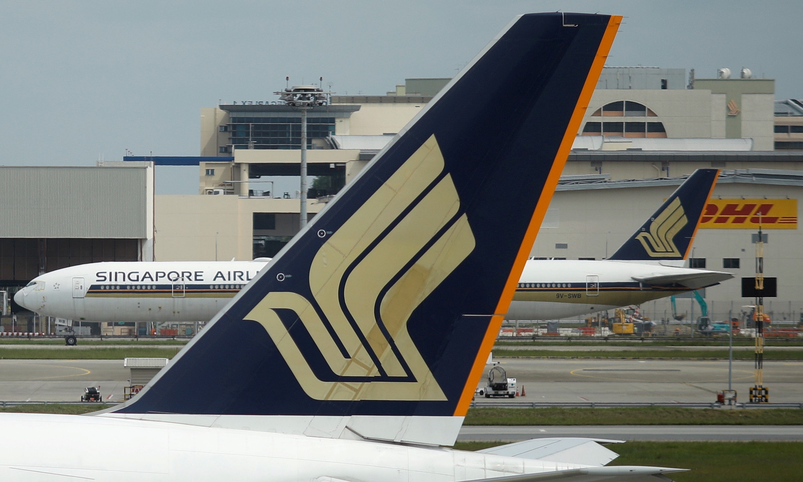 Passengers stuck onboard Singapore Airlines flight for hours after ...