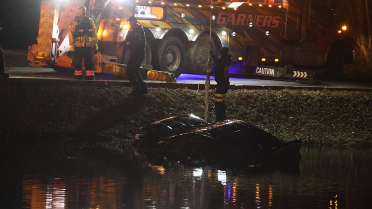 Father dies, 2 children rescued by police officers after car crashes ...