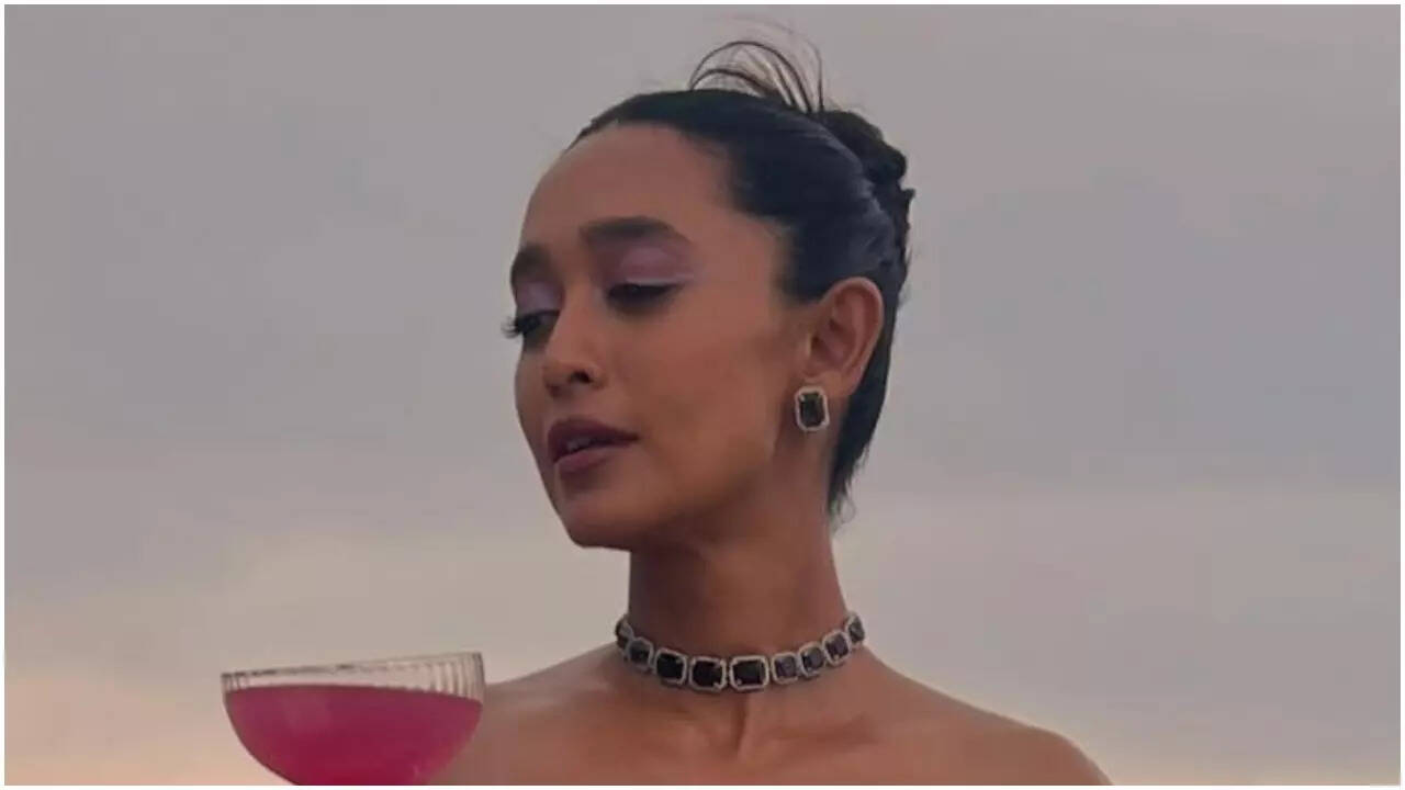 Sayani Gupta wore Rs 1.67 lakh metal dress in 'Four More Shots Please 4 ...