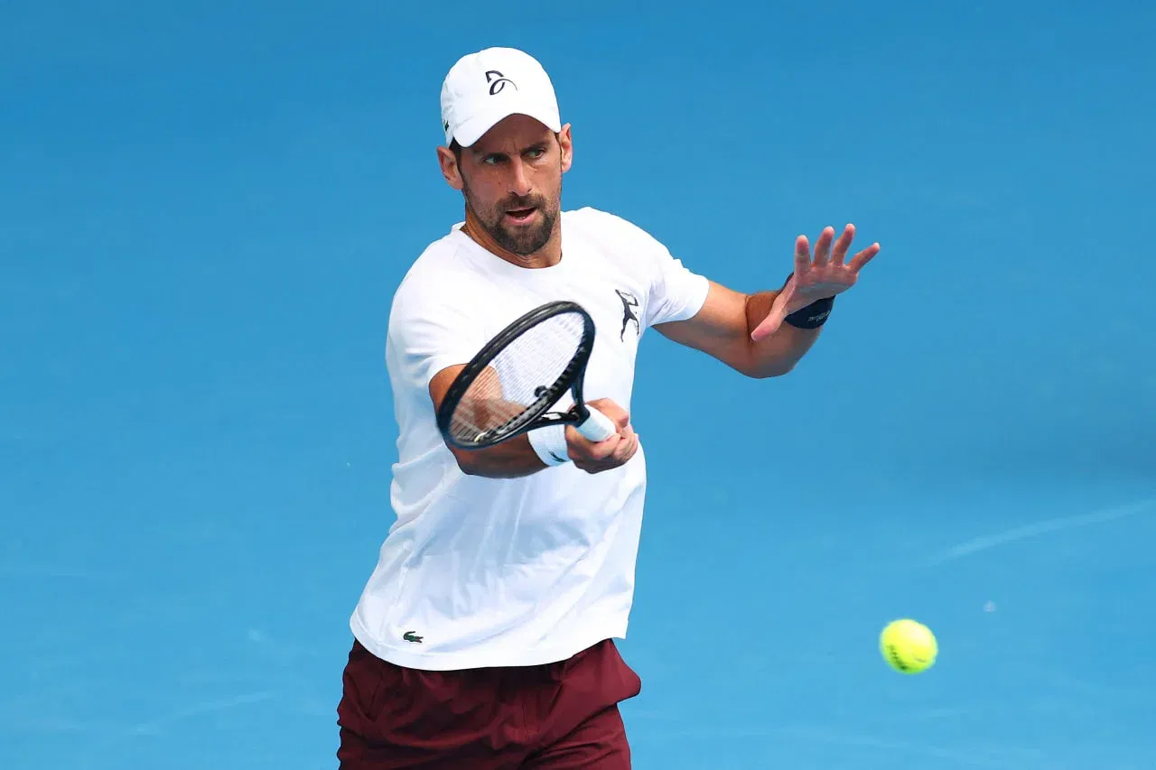 Video – 'De hand op het hart': Djokovic slaat zijn eerste ballen in ...