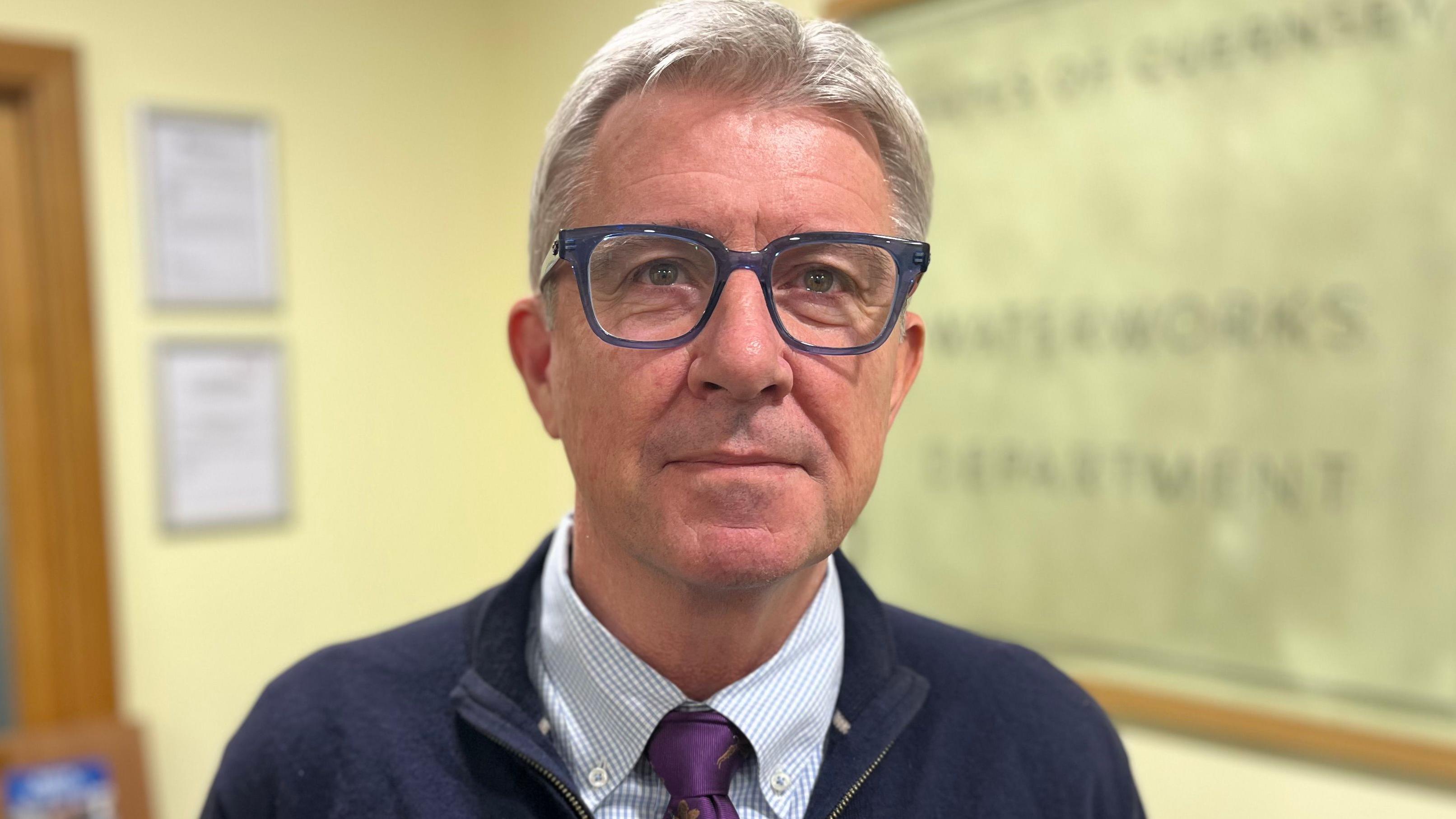 Deputy wants to impose new rules on civil servants