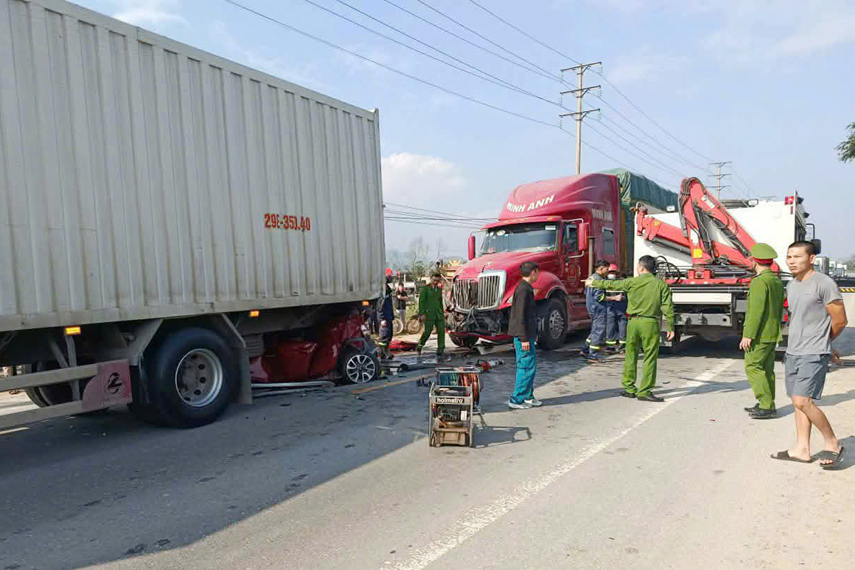 Tài xế xe container dùng điện thoại, gây tai nạn liên hoàn