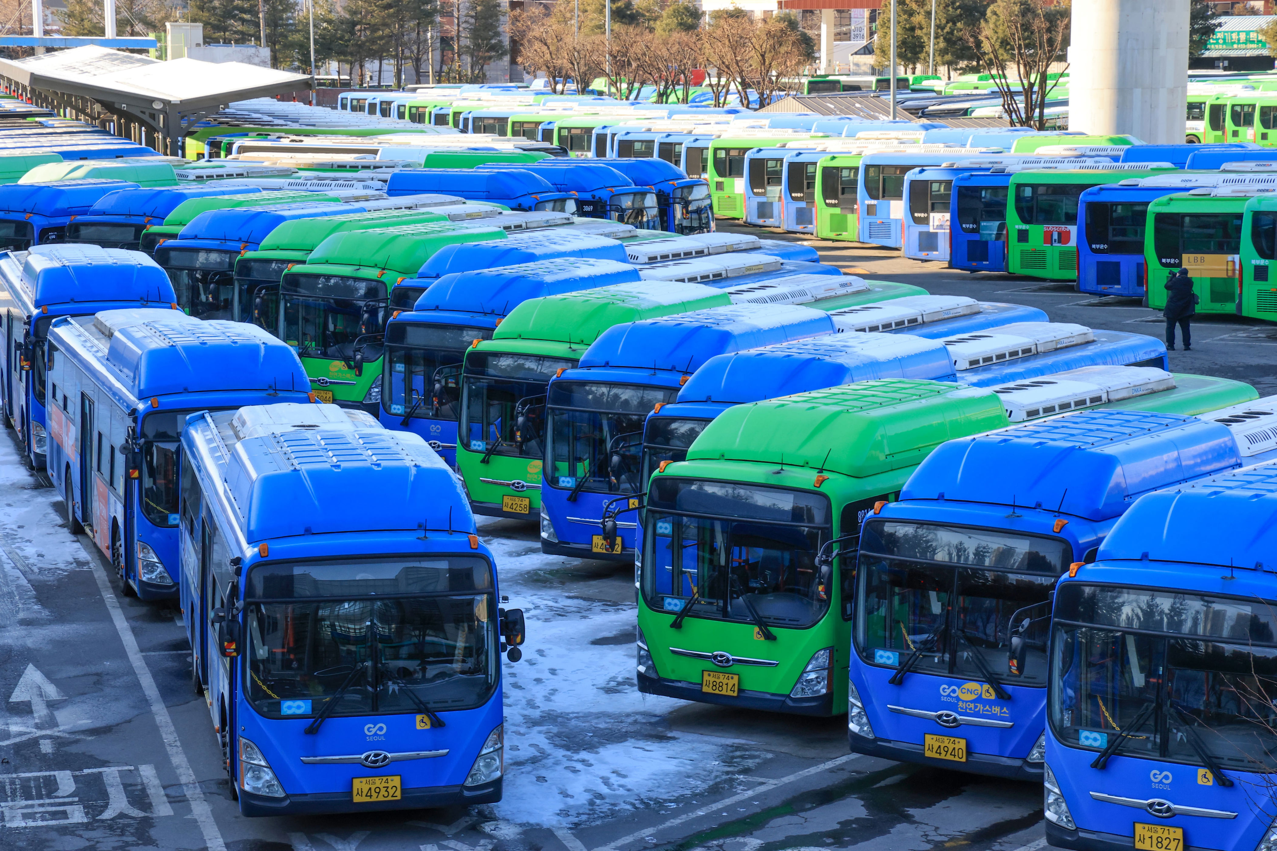 Seoul bus strike sparks chaos, subway overcrowding