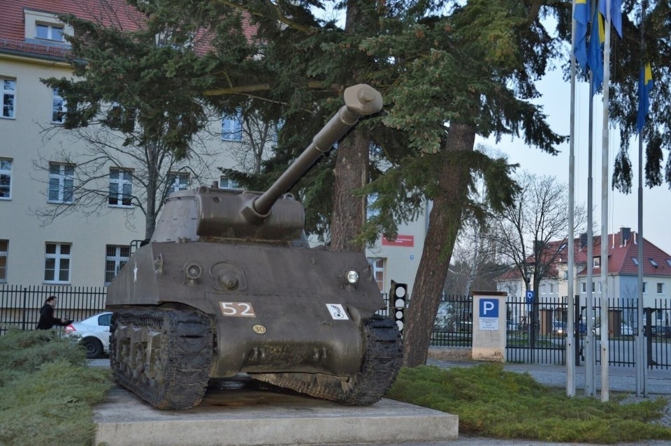 Generał Skrzypczak na żagańskim skwerze. Apel z okazji nadania imienia ...