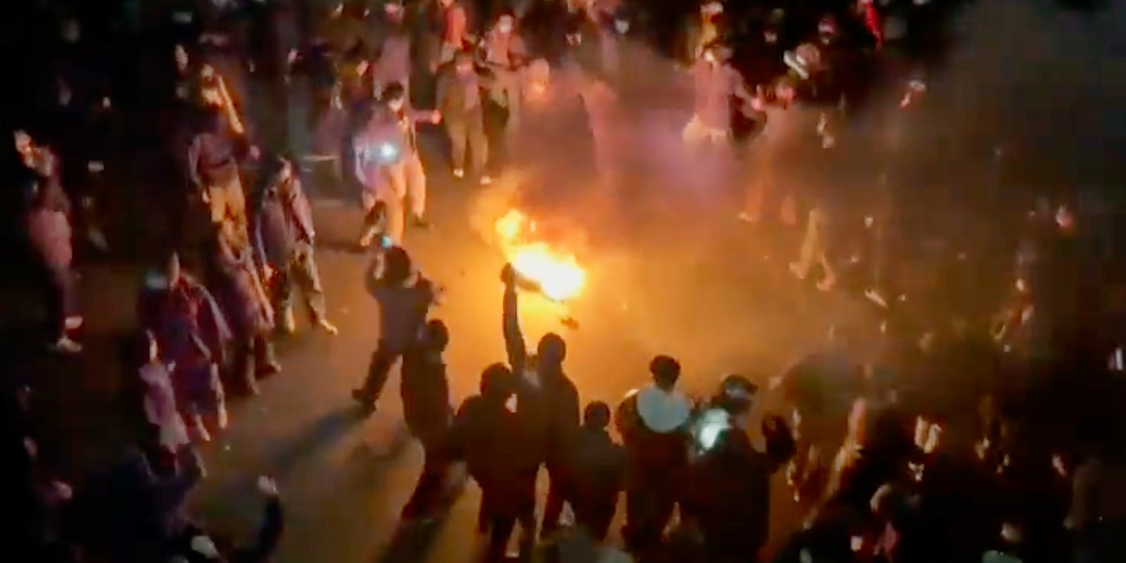 Vittnar om tungt beväpnad polis i första samtalen från Iran: "Inget hopp"