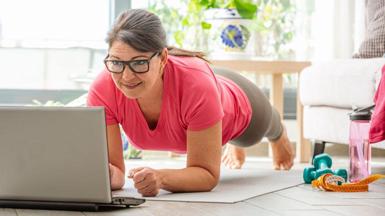 This beginner-friendly menopause workout builds core and pelvic ...