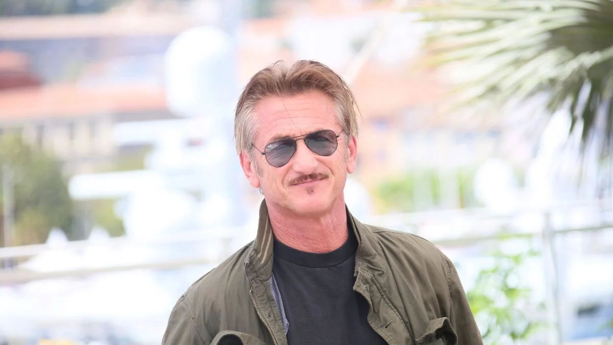 Sean Penn breaks the rules, smokes inside during Golden Globes