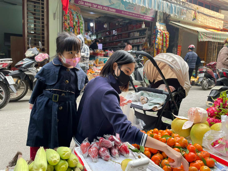 Vì sao nhiều người Hà Nội 'nặng lòng' với chợ cóc?