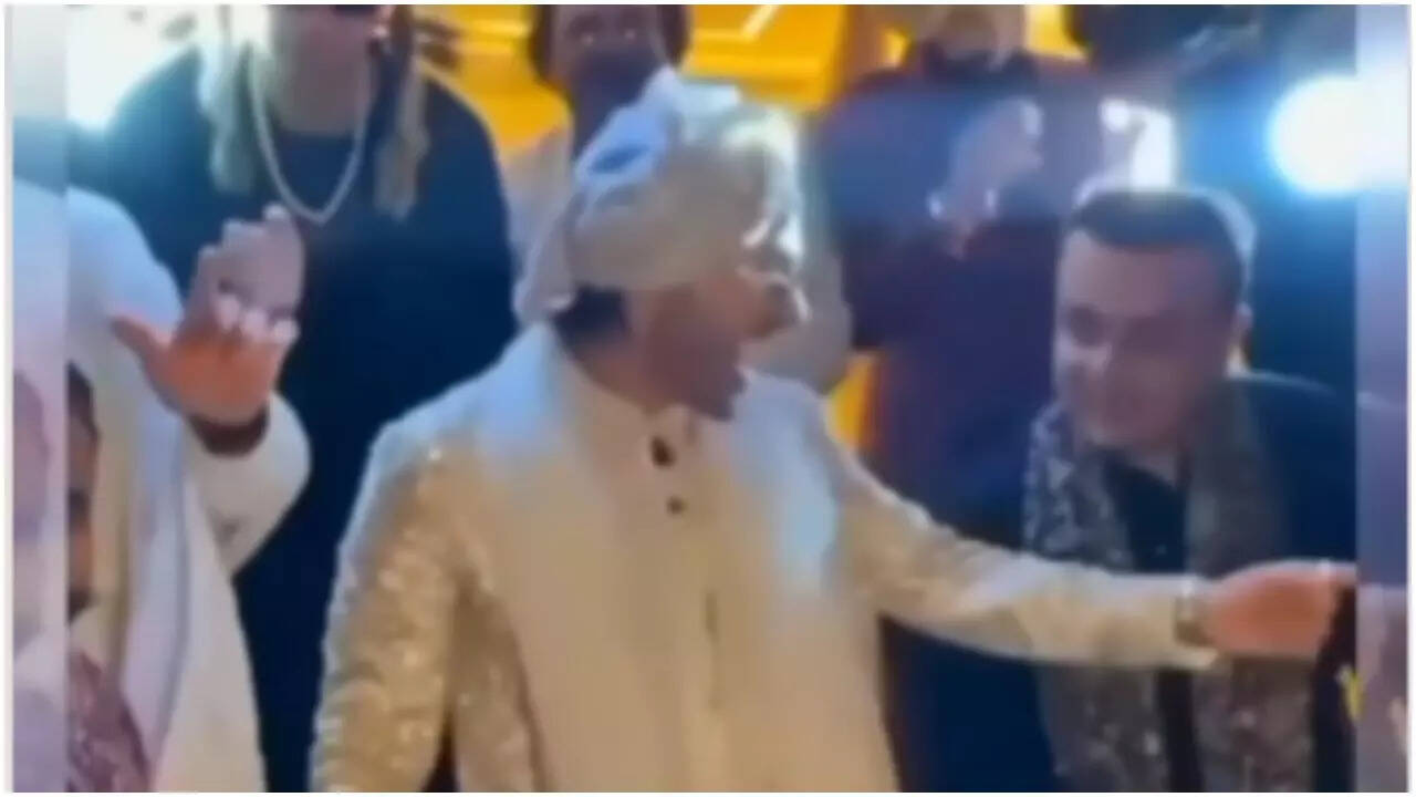 Stebin Ben dances to 'Saajan Ji Ghar Aaye', steals spotlight at Hindu ...