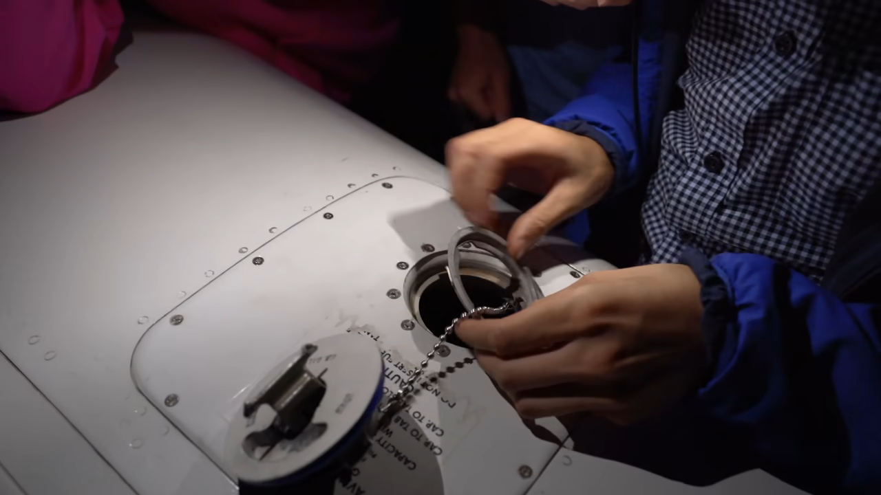 Watch pilots face engine trouble at night in the mountains