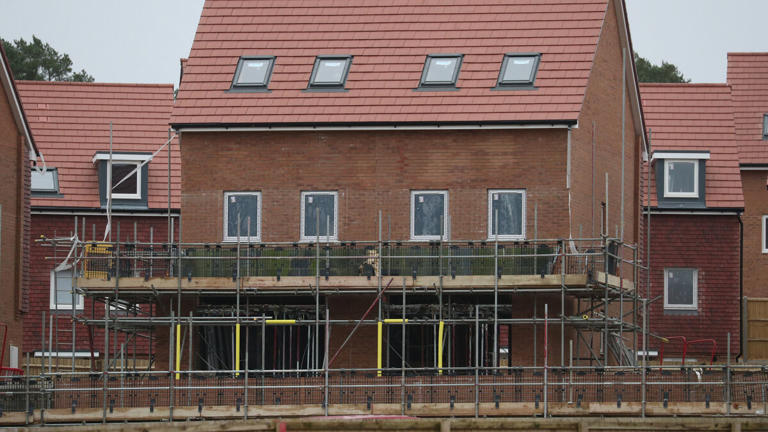 Construction sector remains in contraction as new orders and jobs increase