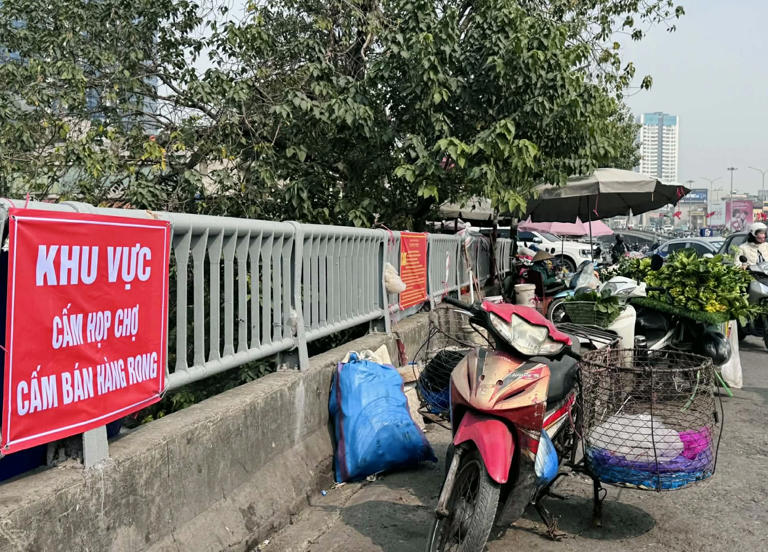 Vì sao nhiều người Hà Nội 'nặng lòng' với chợ cóc?