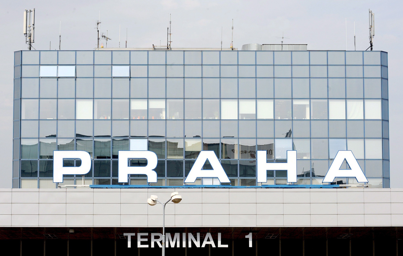 El aeropuerto de Praga limita los aterrizajes por la intensa lluvia helada