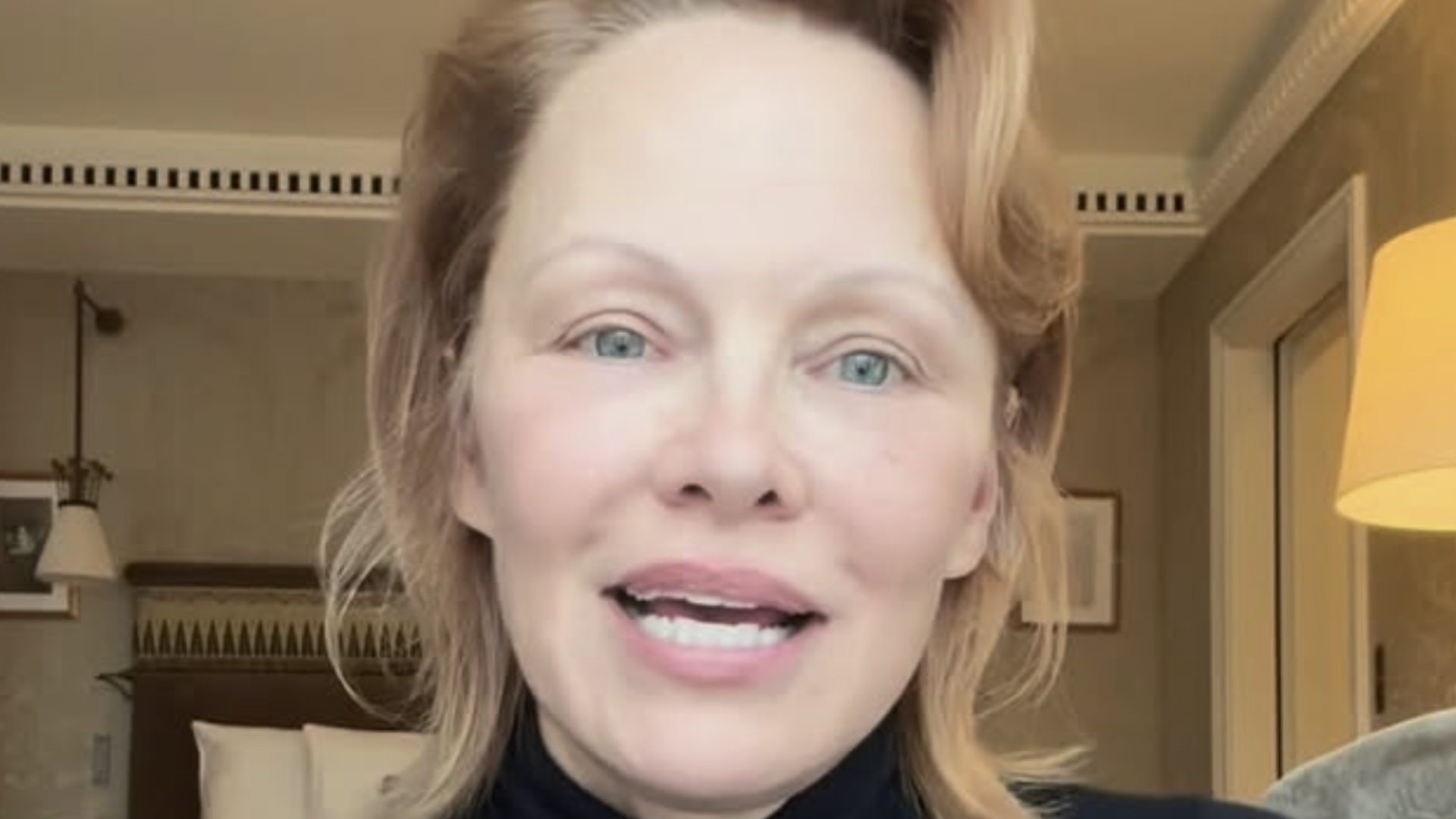 À 58 ans, Pamela Anderson renoue avec sa blondeur mythique