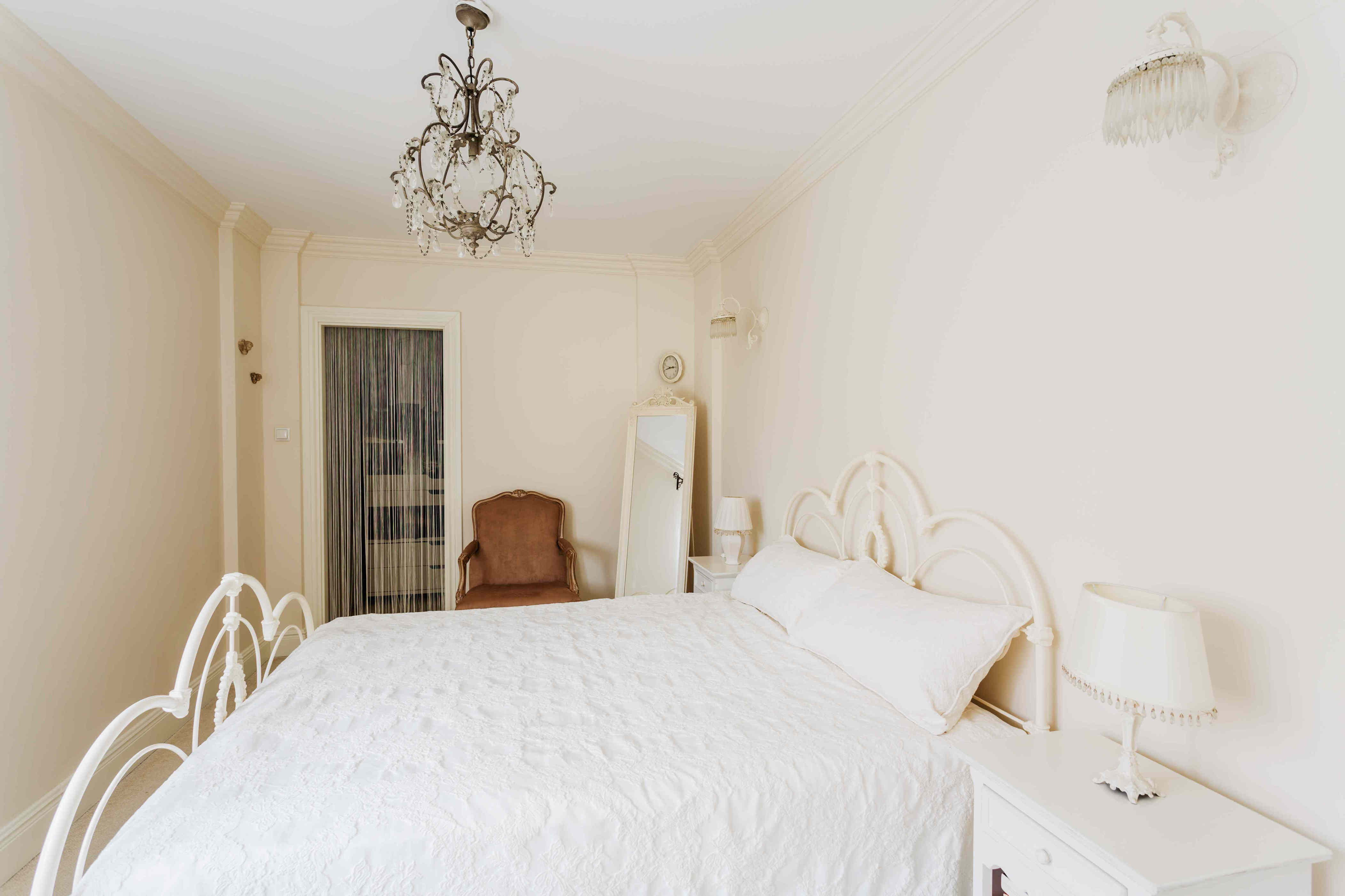 7 things you'll never see on a minimalist's nightstand (and where to ...