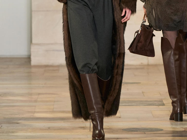"Boot tucking" ist der Hosen-Stiefel-Trend 2026, den Fashion Girls lieben