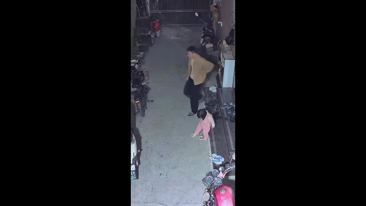 Hilarious moment 2-year-old girl puts shoes on wrong feet several times ...