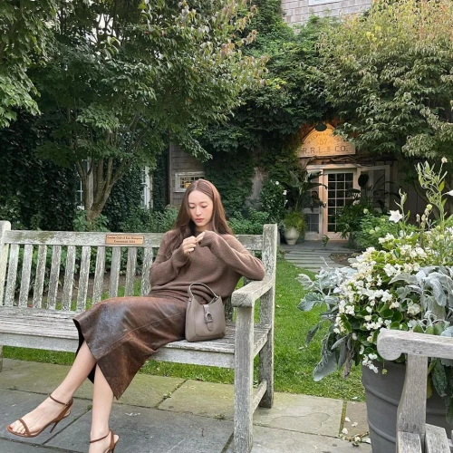 Tips styling rok midi yang cantik & menggemaskan untuk segala suasana