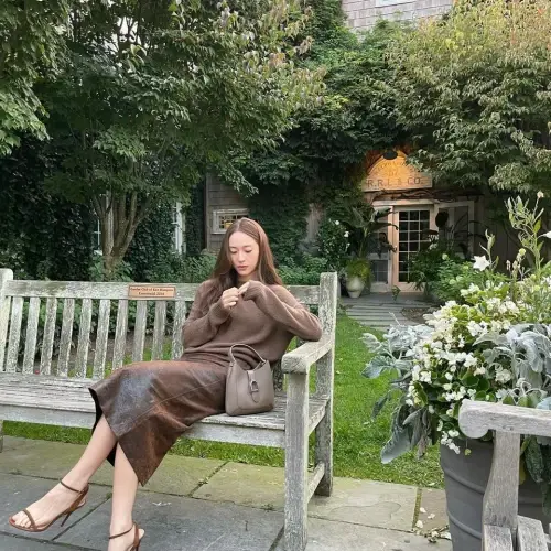 Tips styling rok midi yang cantik & menggemaskan untuk segala suasana