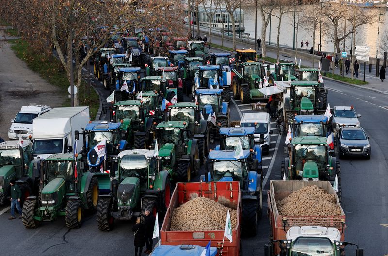Nouvelle manifestation paysanne à Paris, des tracteurs devant l'Assemblée