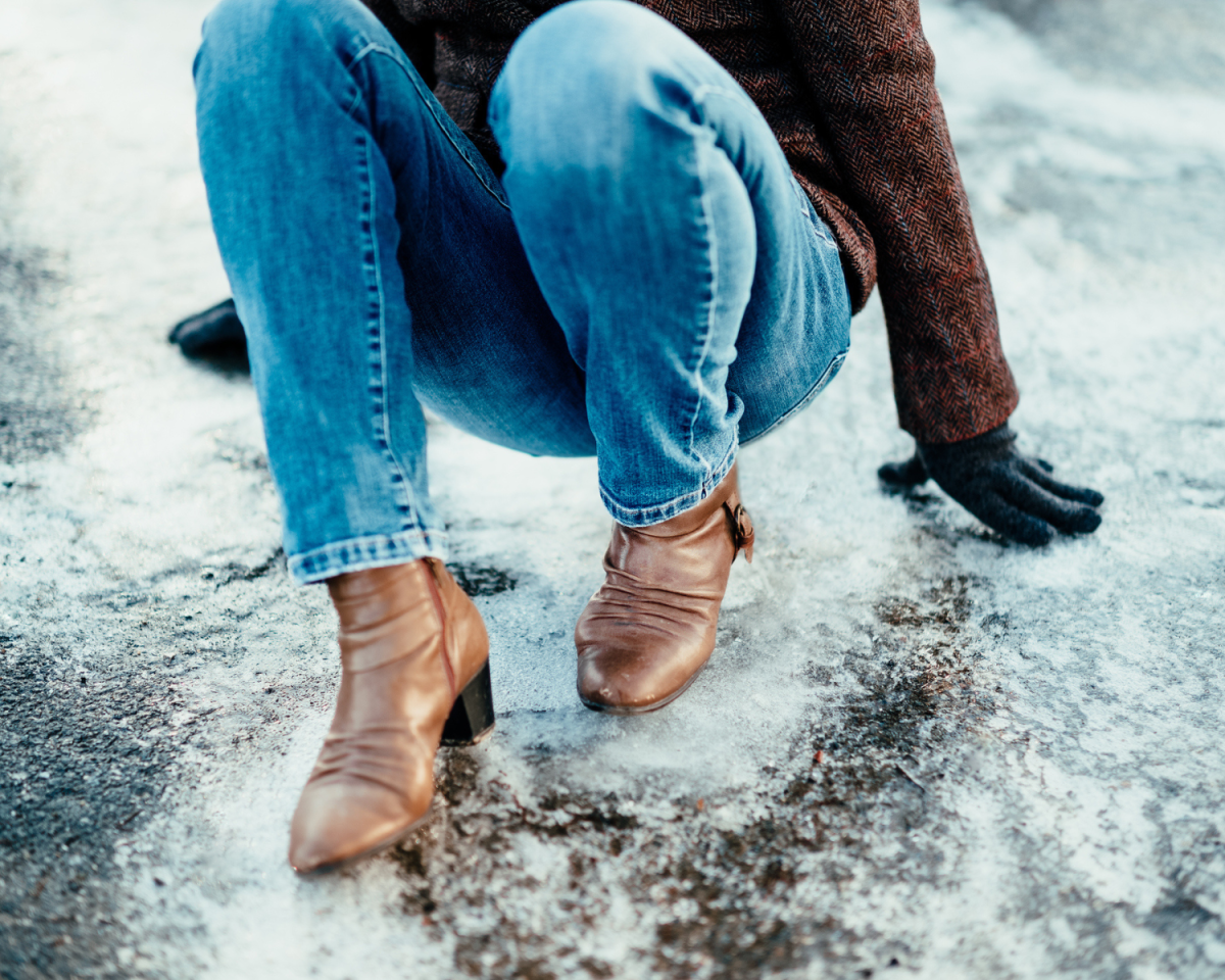 Glatte Wege: Sprühe dieses Produkt unter die Schuhsohle, um nicht ...
