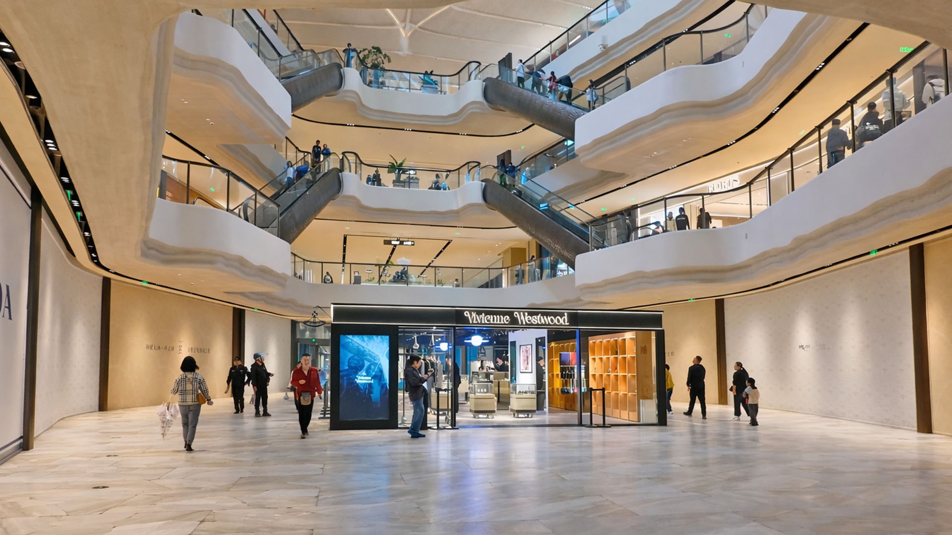 Wnętrze nowoczesnej i stylowej galerii handlowej w Chengdu