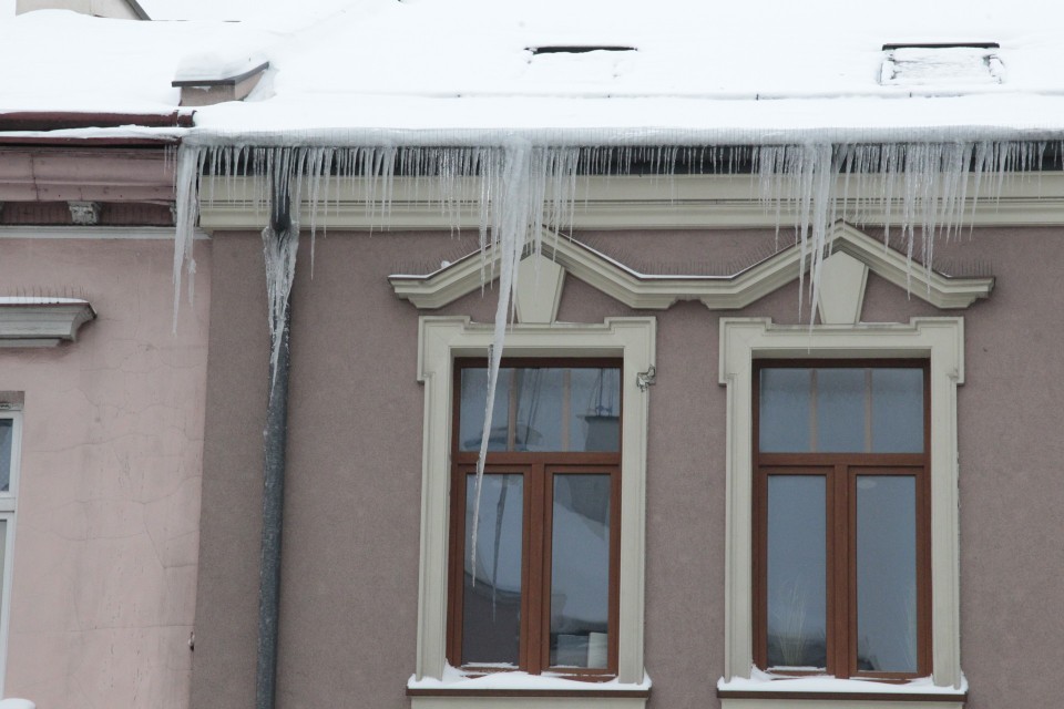 Dwumetrowe sople w centrum Rzeszowa. Odwilż zwiększa zagrożenie
