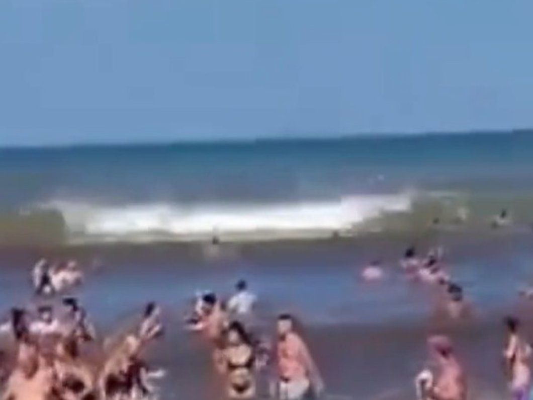 Huge wave in Argentina sweeps away beach guests