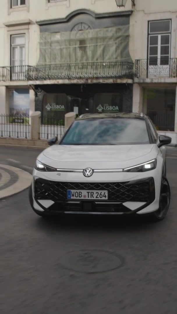 The new Volkswagen T-Roc in celestial pure white - Driving video