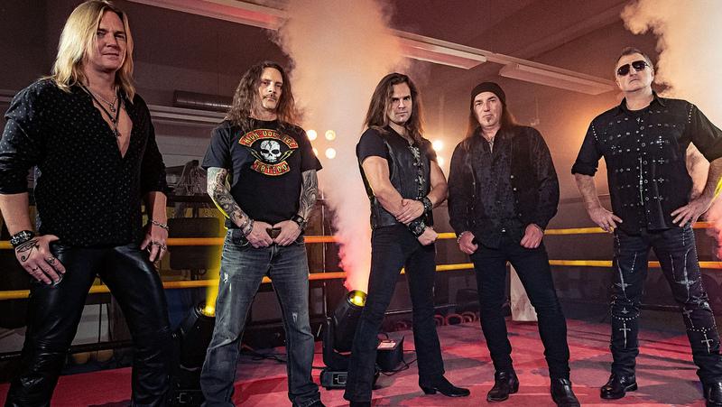 Bonfire holen Alexx Stahl zurück