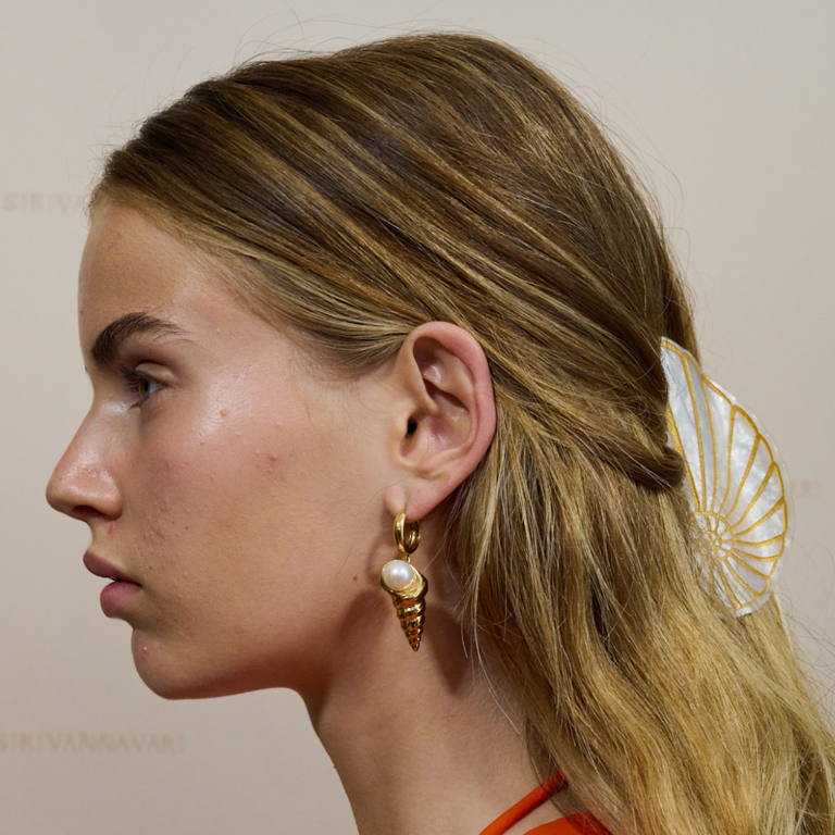 Yes, blue light from phones is damaging your skin—here’s the best SPFs ...