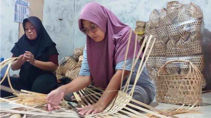 Mengintip Kampung Anyaman Bambu di Kebumen, Suparyati: Paling Diminati ...