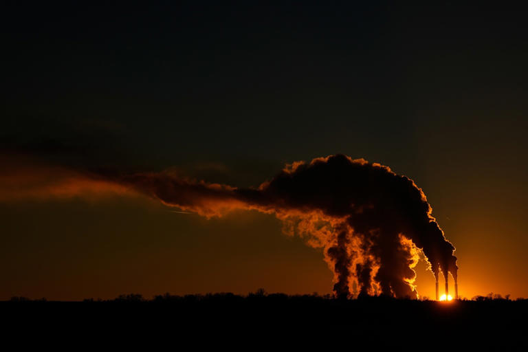 US carbon pollution rose in 2025. Experts blame cold winter, high ...