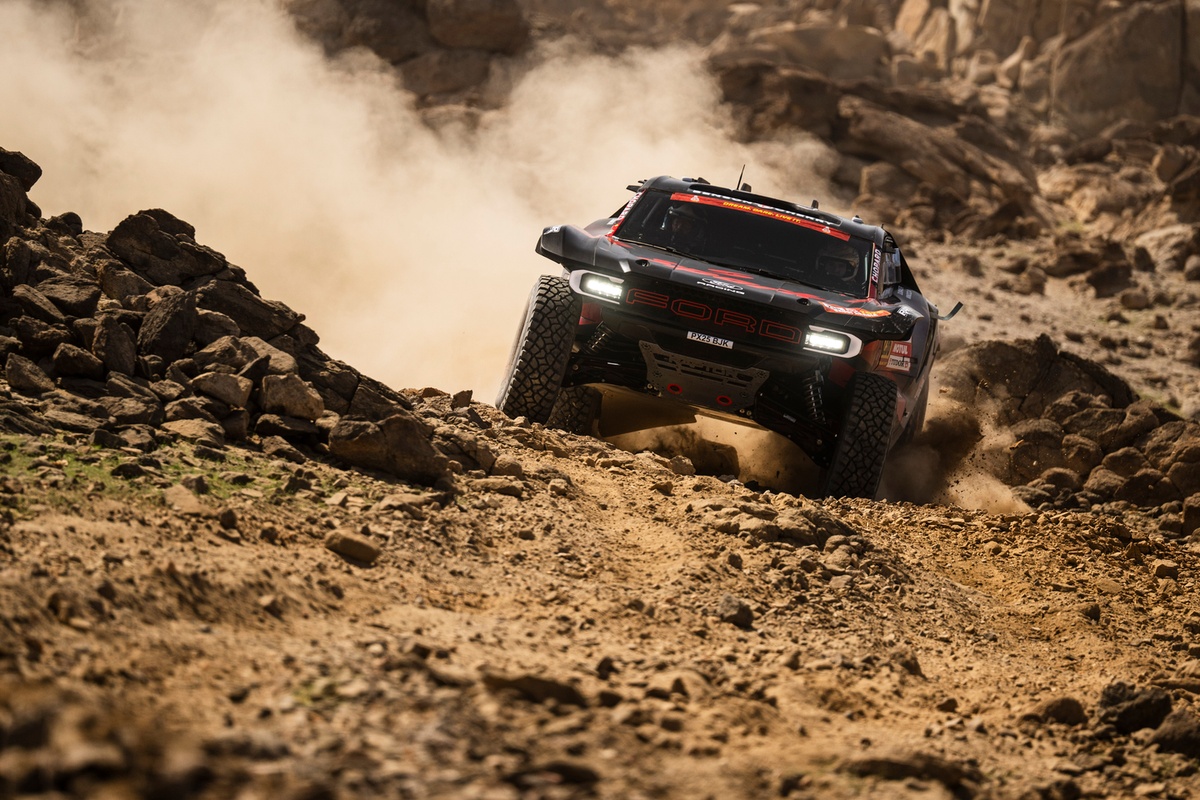 Le Dakar se resserre encore : Roma prend la tête, Loeb dans le dur