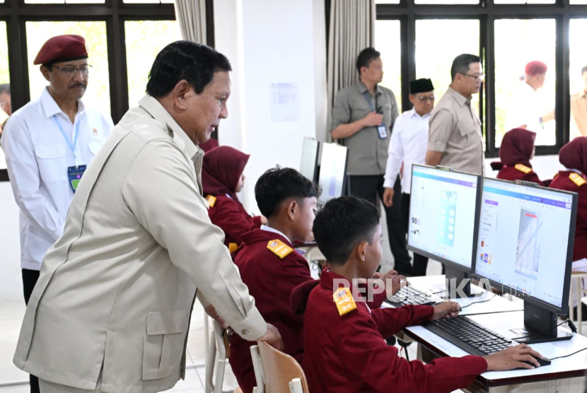Resmikan 166 sekolah rakyat, Prabowo tinjau fasilitas perpustakaan