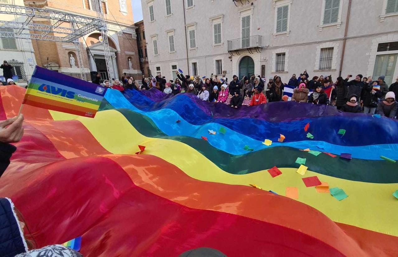 Corteo della pace, in centinaia sfilano per Ucraina e Palestina