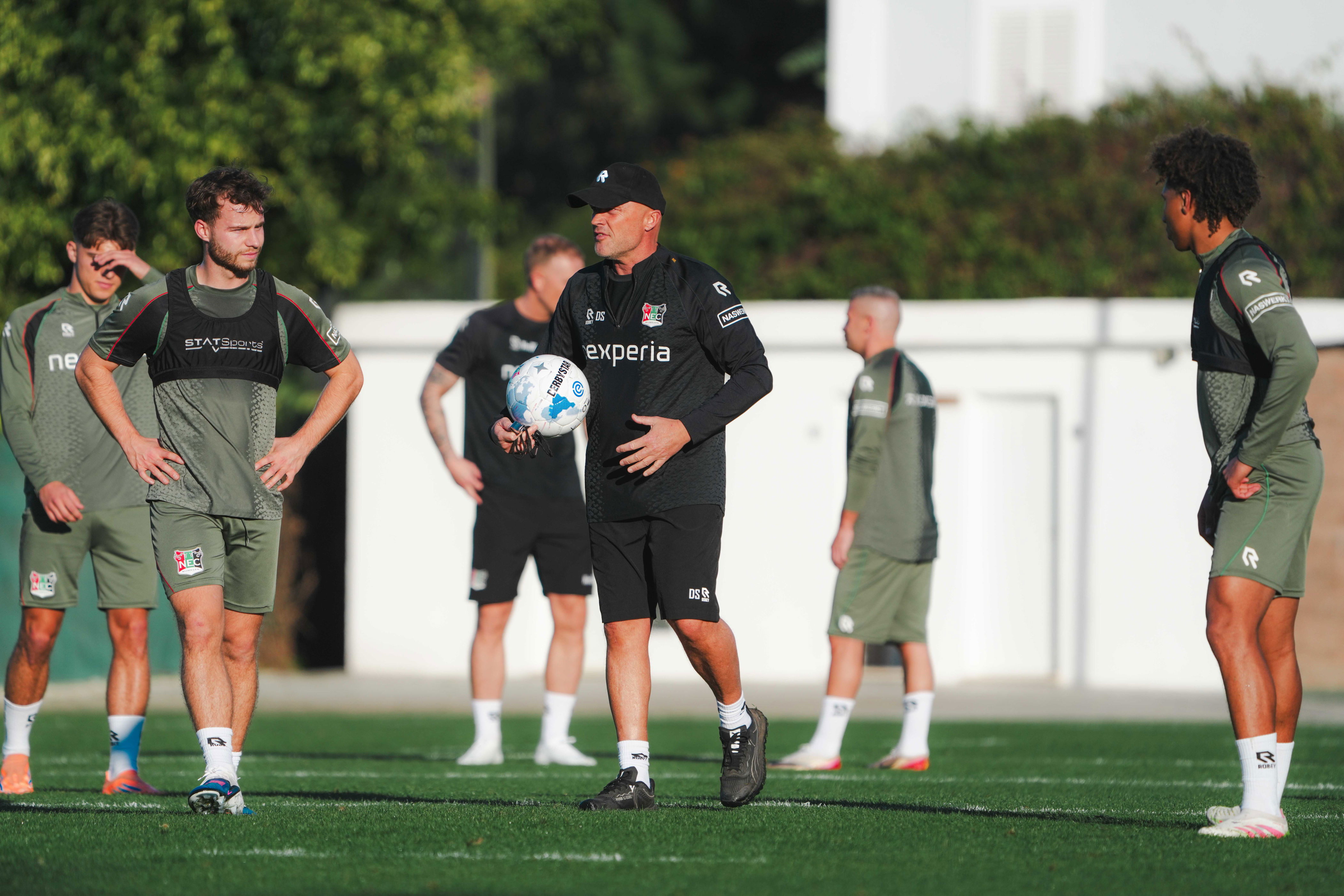 NEC halsoverkop naar Spanje: 'In Nederland echt mindere omstandigheden'