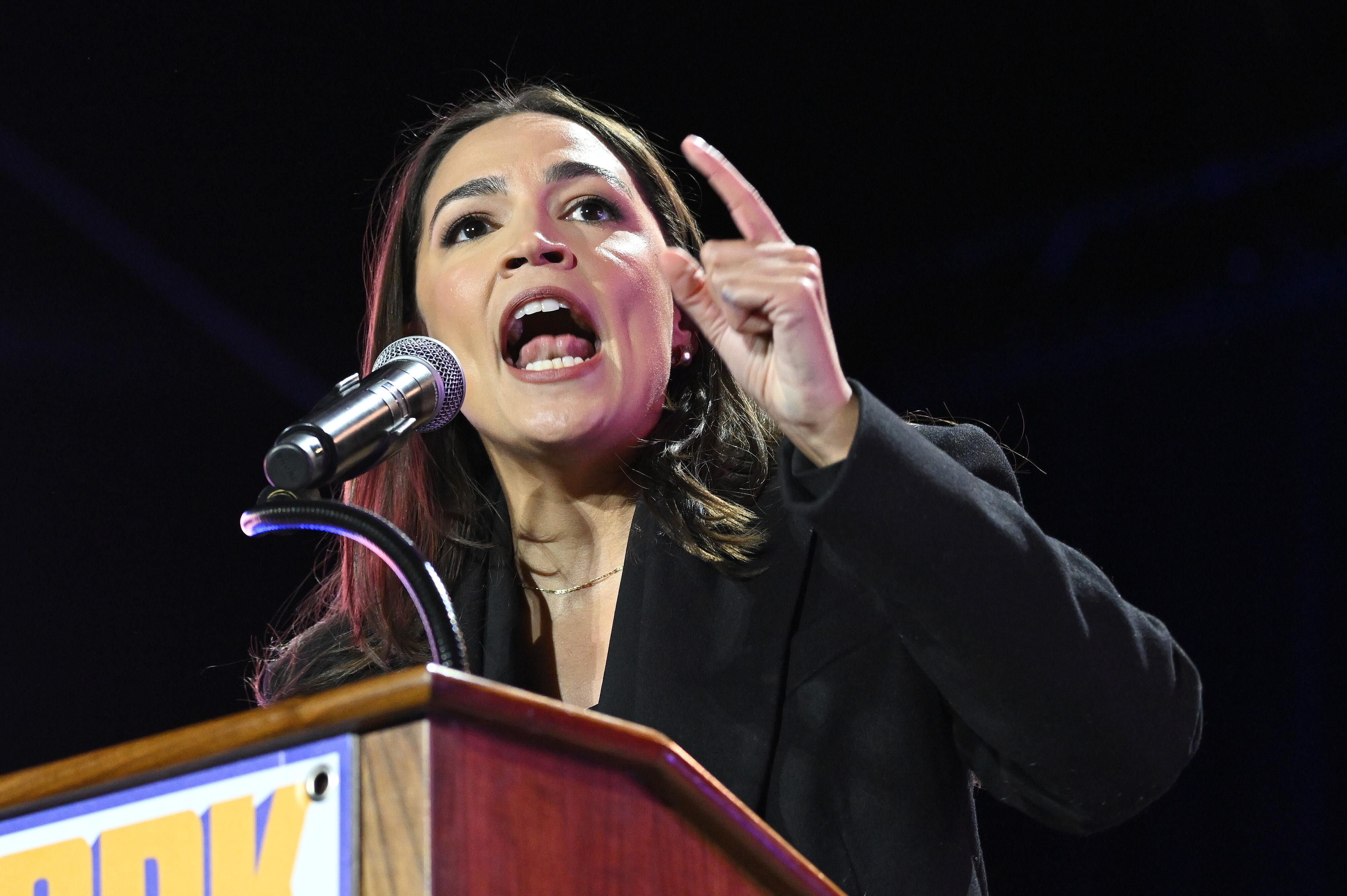 AOC: Donald Trump heeft waslijst van misdrijven waarvoor hij kan worden ...