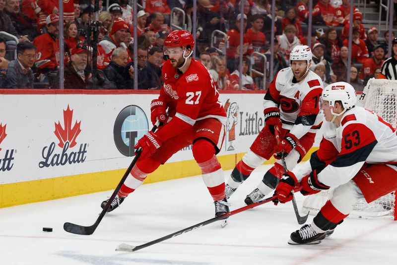 NHL roundup: Lightning rout Flyers as win streak hits 10